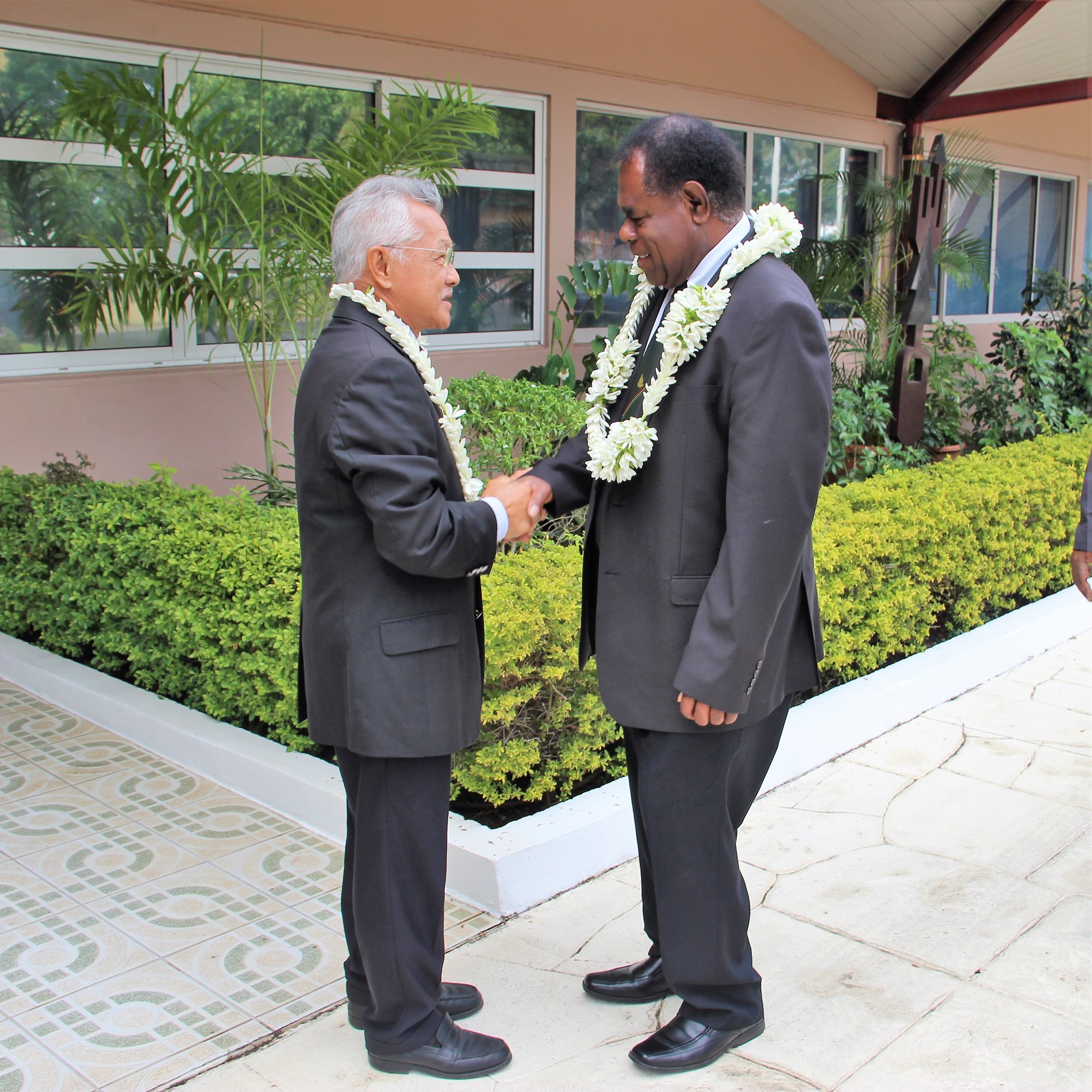 Le président Gaston TONG SANG et les présidents des groupes politiques ...