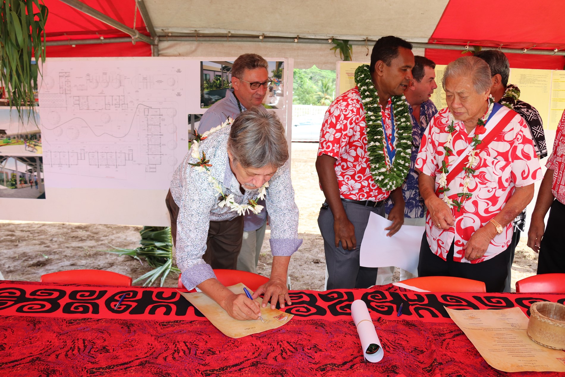 M. John TOROMONA présent à la pose de la première pierre de l’école ...